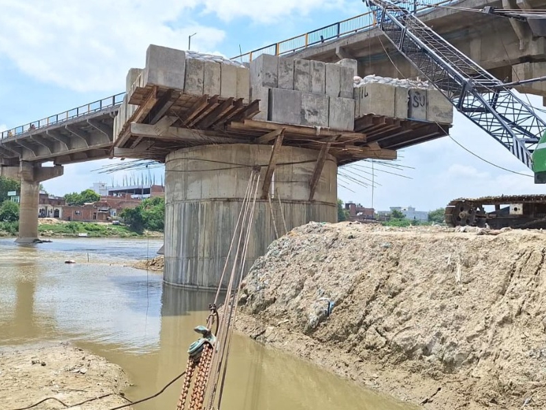 The pillar of the bridge being constructed on the Gomti river is ...