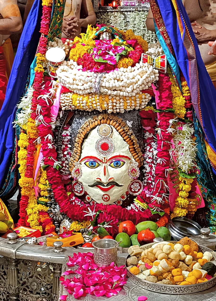 Baba Mahakal's kingly form and divine adornment