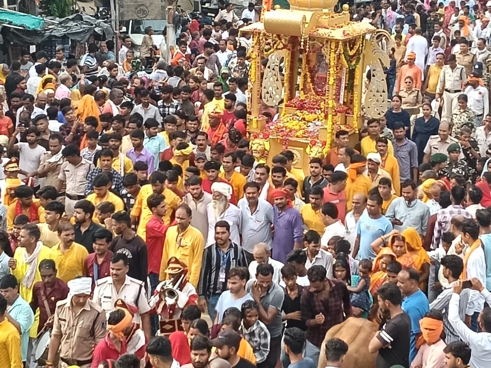 Rath Yatra of Sheetla Mata started in Datia | रथ यात्रा में बेकाबू हुआ ...
