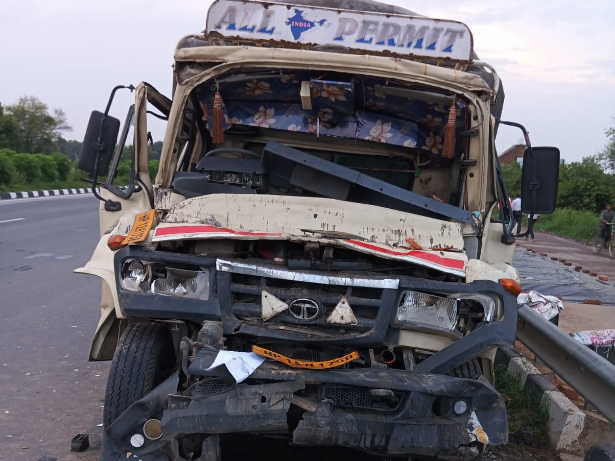 DCM rammed into a dumper parked on the highway in Etawah | इटावा में ...