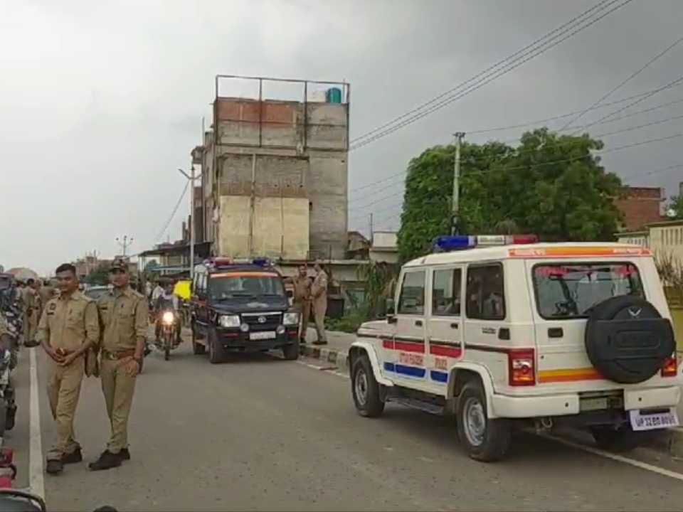 Fatehpur DM raids ARTO office | फतेहपुर डीएम का एआरटीओ कार्यालय में ...