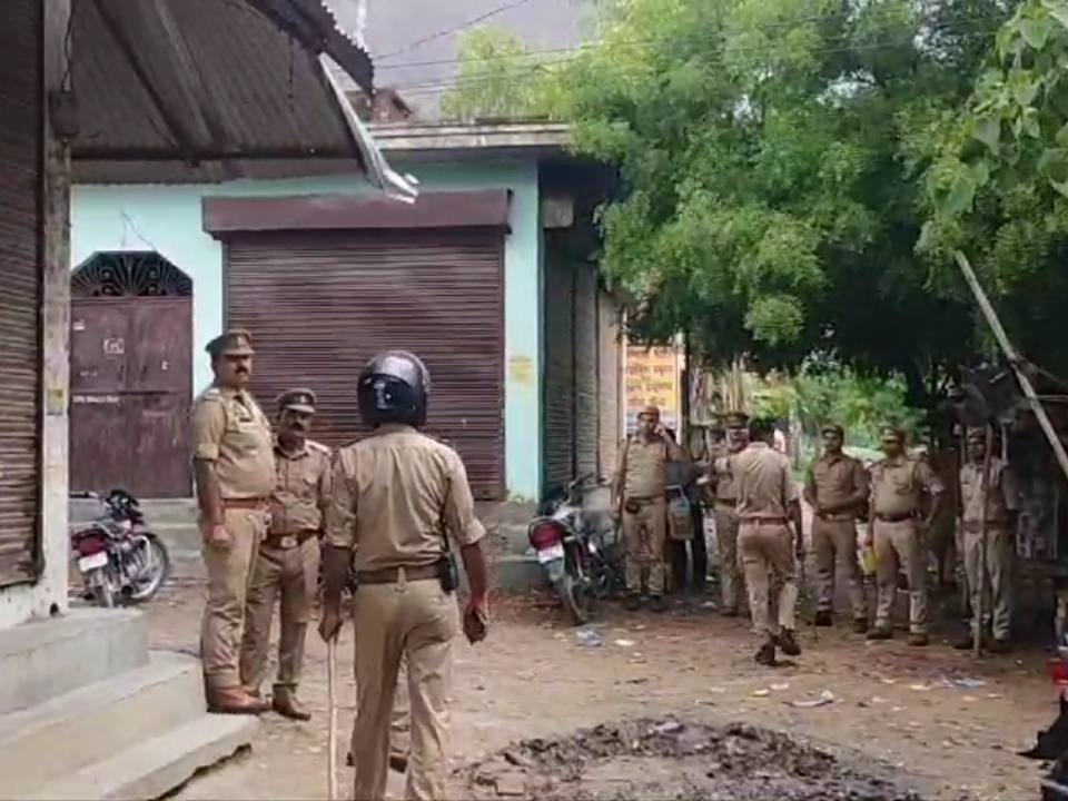 Fatehpur DM raids ARTO office | फतेहपुर डीएम का एआरटीओ कार्यालय में ...