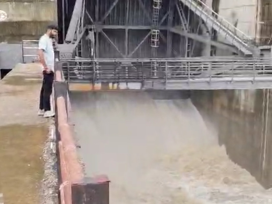 The water level of Dhasan river is constantly rising | धसान नदी का ...