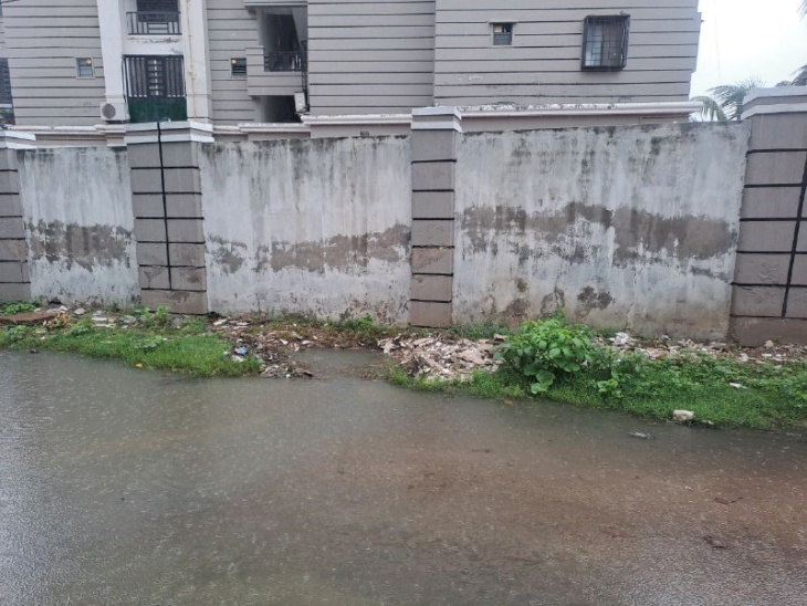 Sewerage water is spreading in front of the temple in Pali, people worried