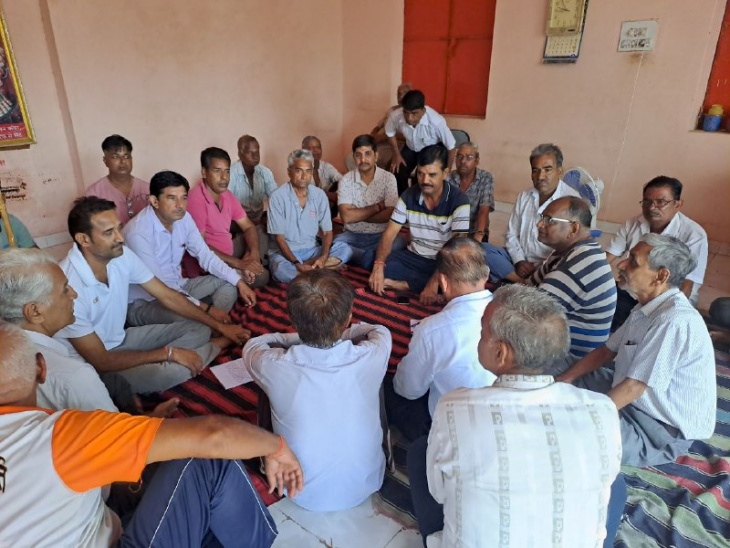 Sewerage water is spreading in front of the temple in Pali, people ...