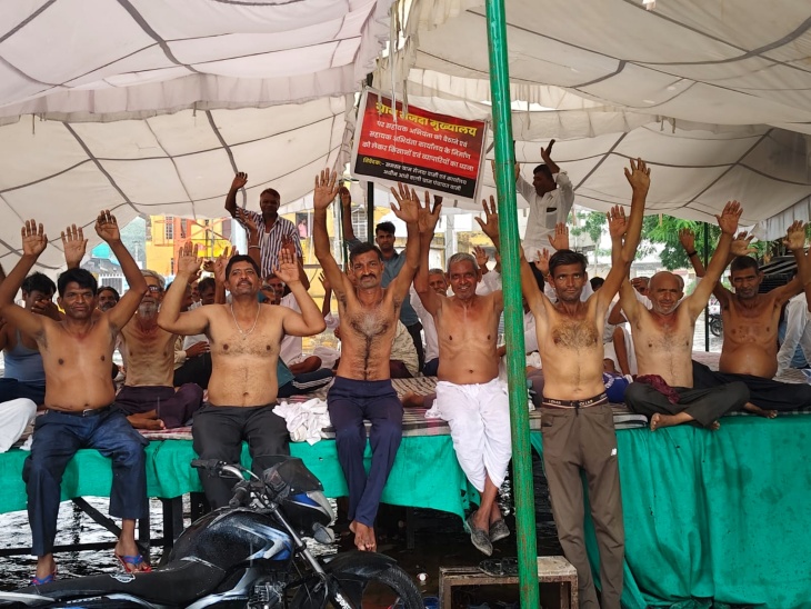 Farmers protested half naked. Protest continues, demand to appoint ...
