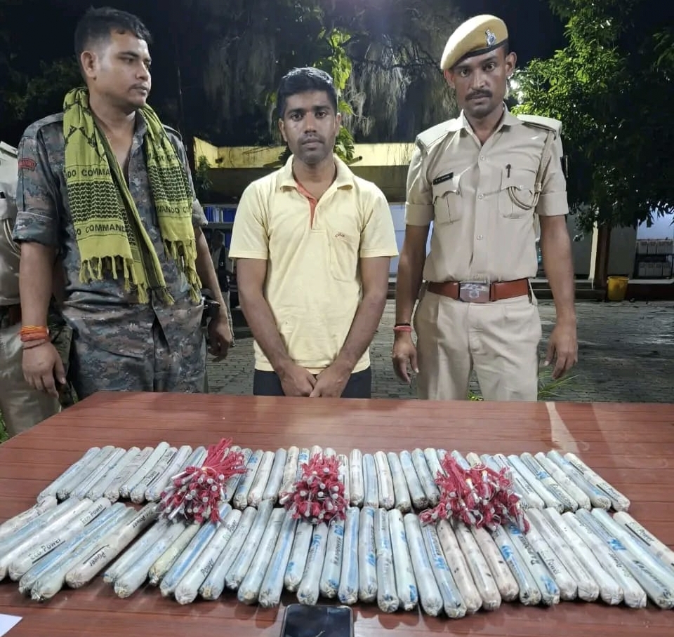 Begusarai police caught army soldier | 75 पीस डेटोनेटर के साथ आर्मी ...