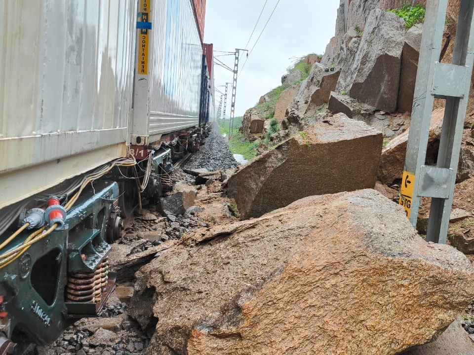 Goods train derailed due to mountain falling on track | ब्यावर में ...