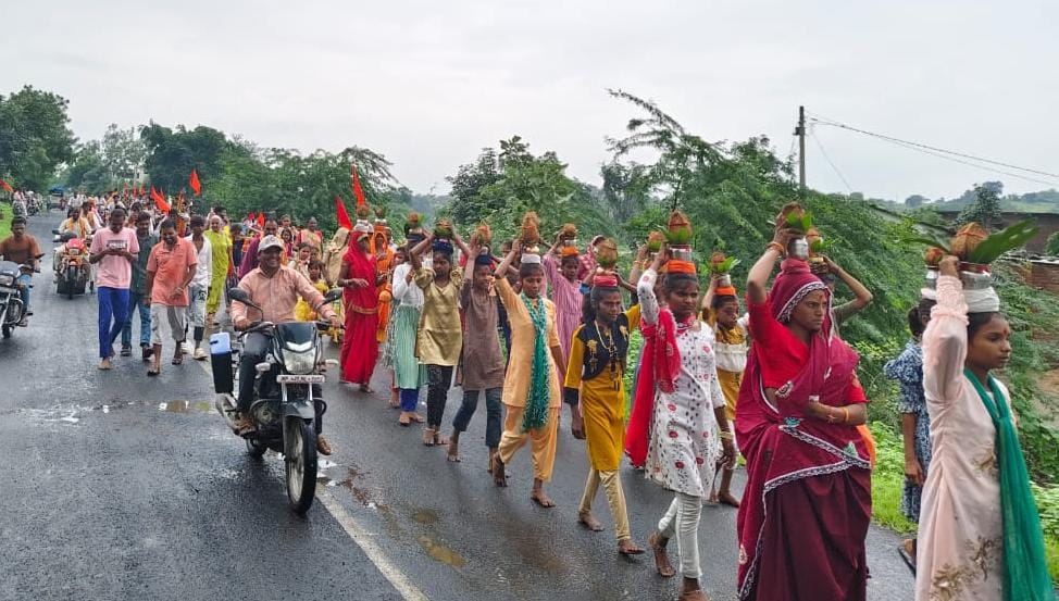 Kaavad Yatra taken out from Ghugardev temple to Bhuteshwar Mahadev ...