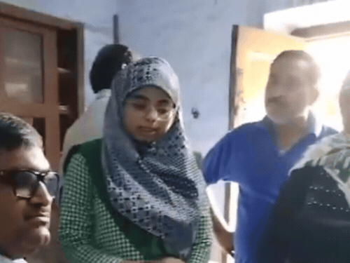 Kanpur Girls wearing hijab reached college principal stopped them ...
