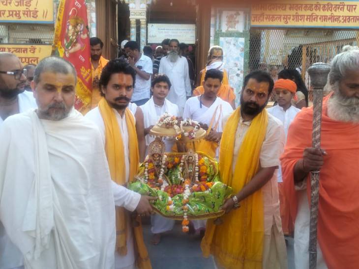 Ayodhya. Returning from Mani Parvat fair, swinging festival is ...