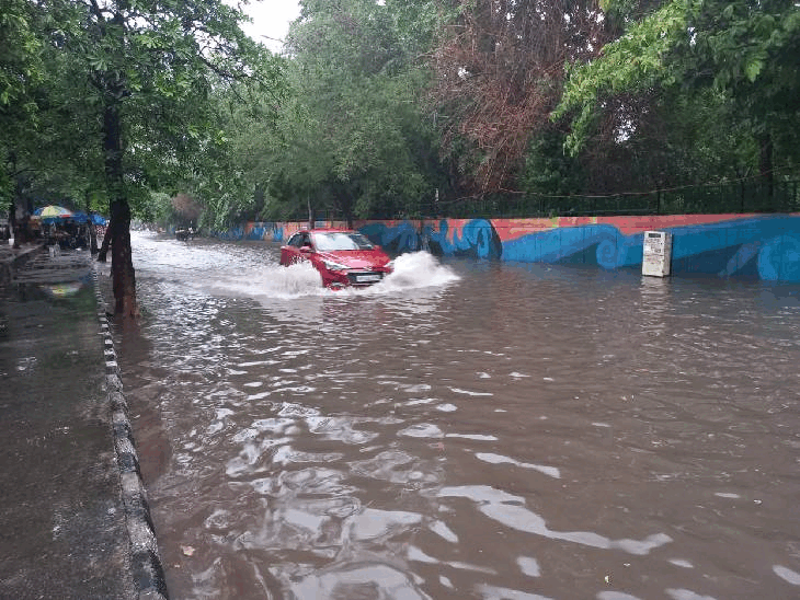 Heavy rain in Noida in the evening Waterlogging on roads, power supply ...