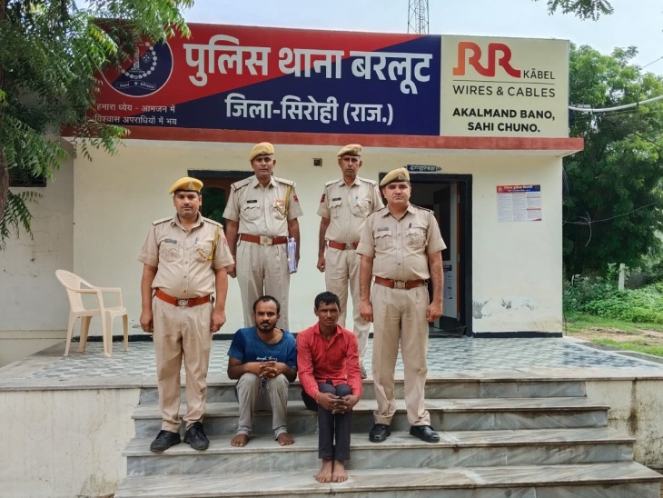 Breaking the lock of a closed house and stealing the case exposed ...