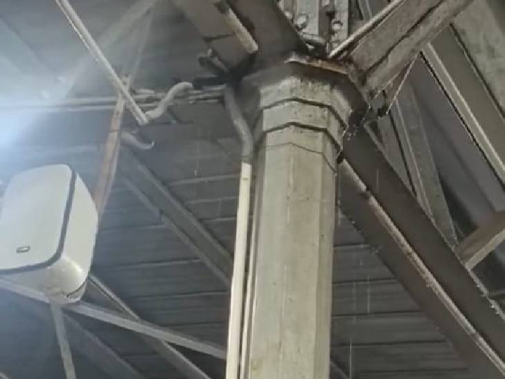Water dripping at Lucknow's Charbagh station Water dripping at Lucknow ...
