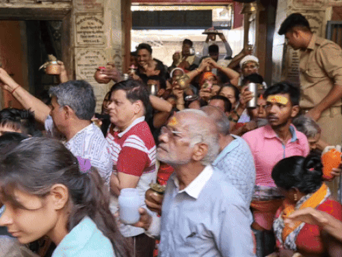 A huge crowd of people gathered in Ayodhya to worship the Ramayana era ...