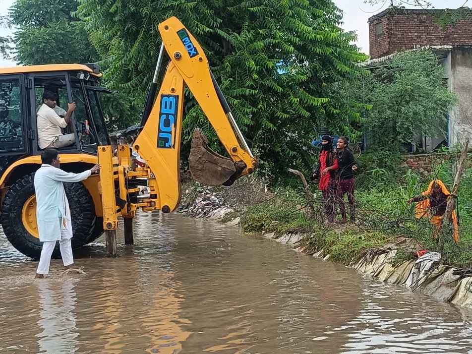 Rain water filled on Bandikui- Mandawar road | बांदीकुई- मंडावर मार्ग ...