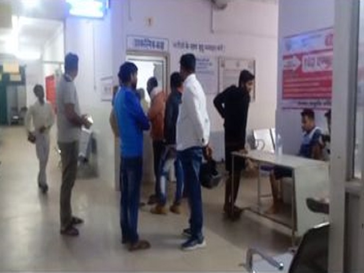 DCM hit the bike in Auraiya | औरैया में डीसीएम ने बाइक को मारी टक्कर ...
