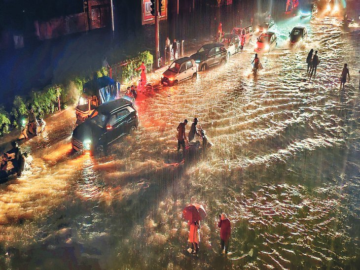 Half feet rain at Collectorate, 4 inches rain on JLN Marg, water filled ...