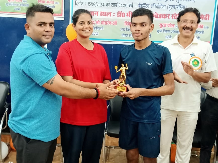 Badminton competition at Ambedkar Stadium | अंबेडकर स्टेडियम में ...