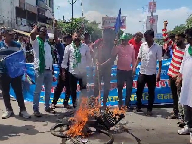 Bandh supporters took to the streets of Dhanbad