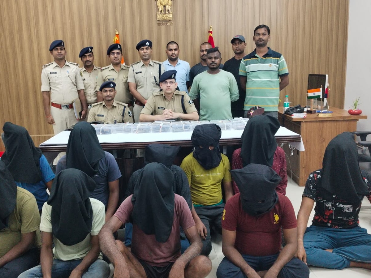 Husband and wife used to smuggle weapons using stolen bike | चोरी की बाइक से पति-पत्नी करते थे ...