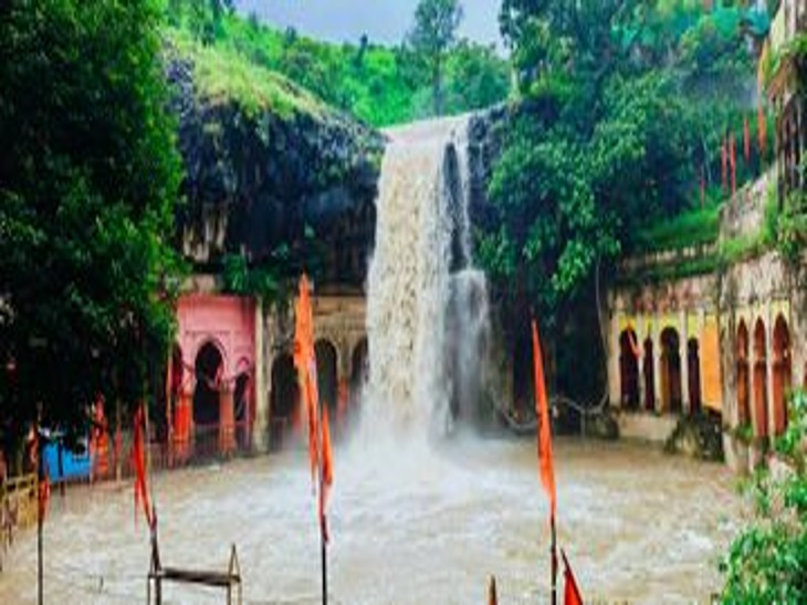 350 years old Kedareshwar Mahadev temple decorated with waterfall ...