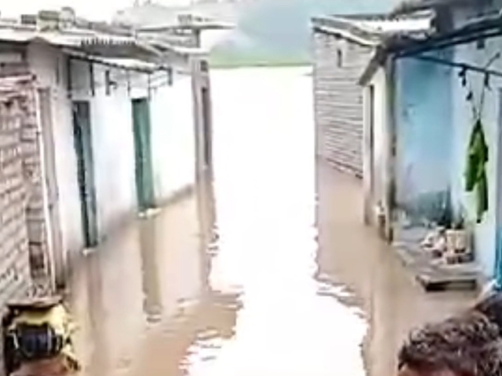 Flood in Hasdeo river of Korba, water entered the houses | कोरबा के ...
