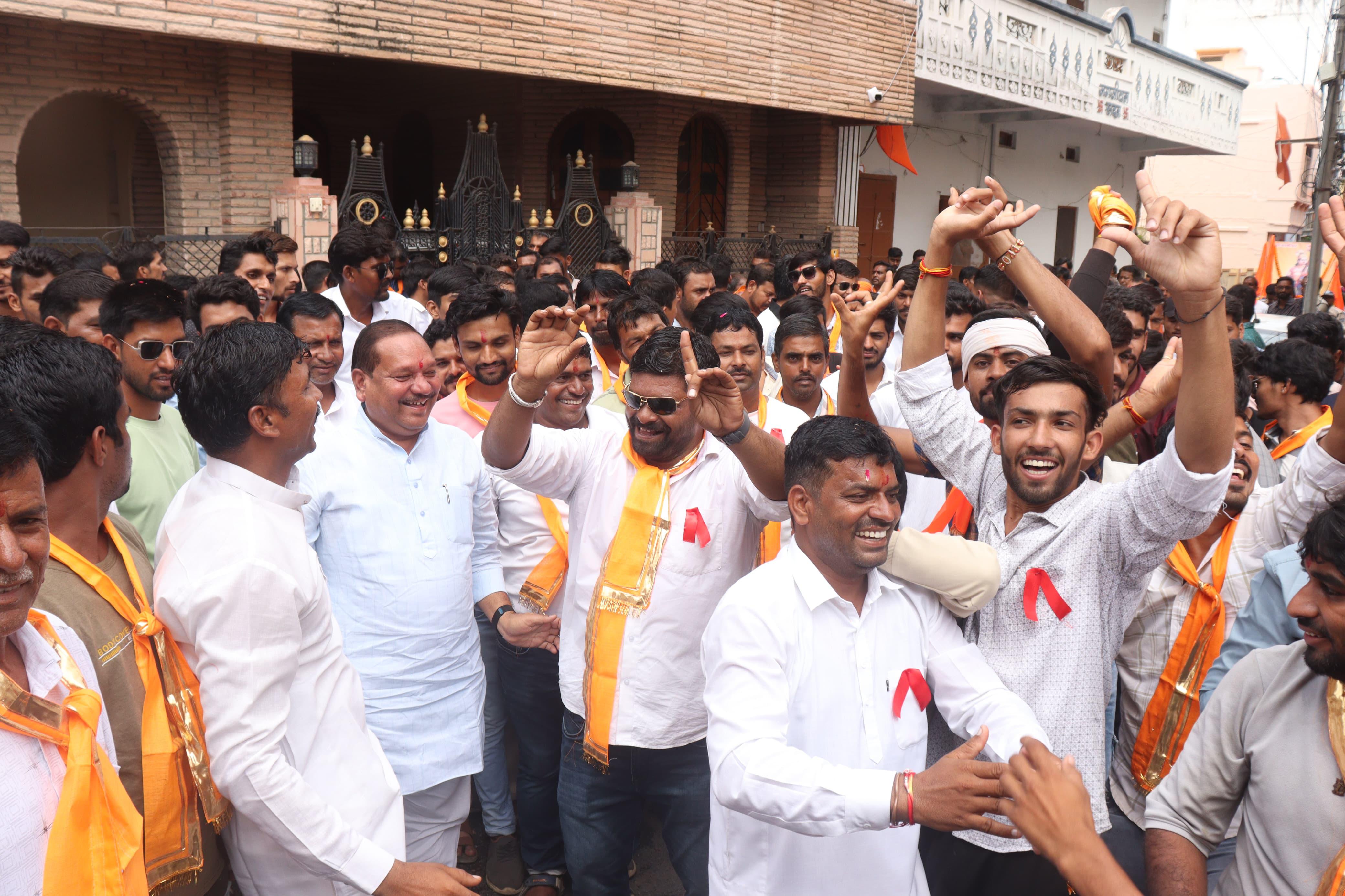 Procession taken out on the birth anniversary of Lord Dharnidhar ...