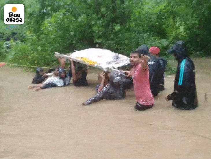 Navsari is in the grip of flood due to 15 inches of rain | 15 इंच बारिश ...