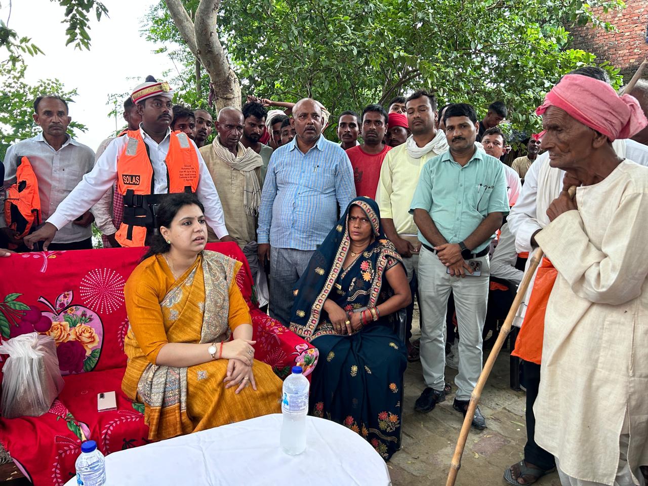 DM reached among the people in Deoria by boat | देवरिया में डीएम नाव से लोगों के बीच पहुंची ...