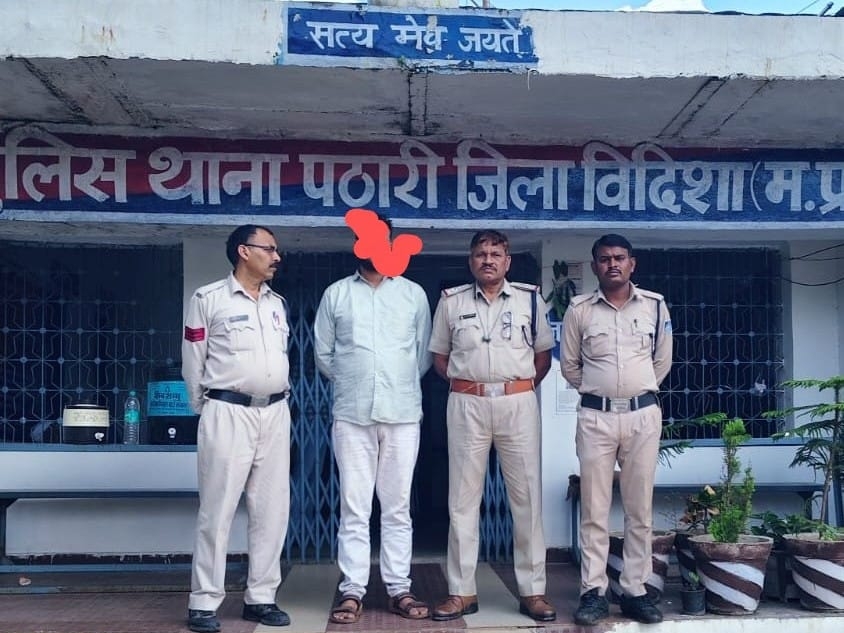 An employee of Pathari's Archaeological Department arrested | पठारी के ...