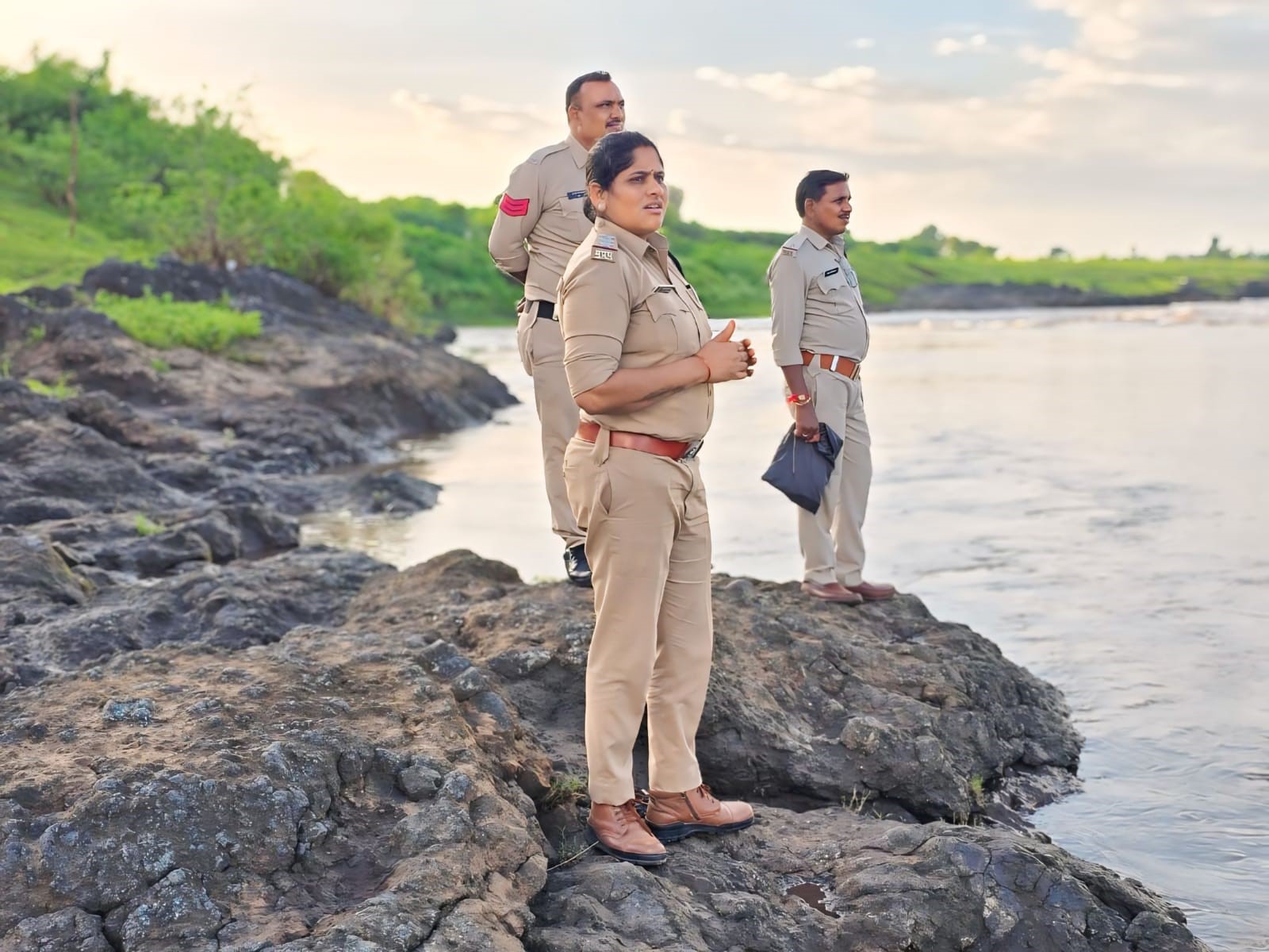 A four day old dead body was found floating in the Tapti river | ताप्ती ...