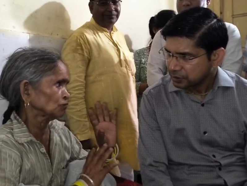 Sambhal DM Rajendra Pansia reached the old age home