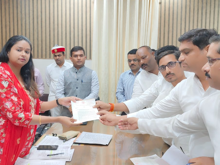SP submitted a pamphlet regarding the problems of Ghazipur city