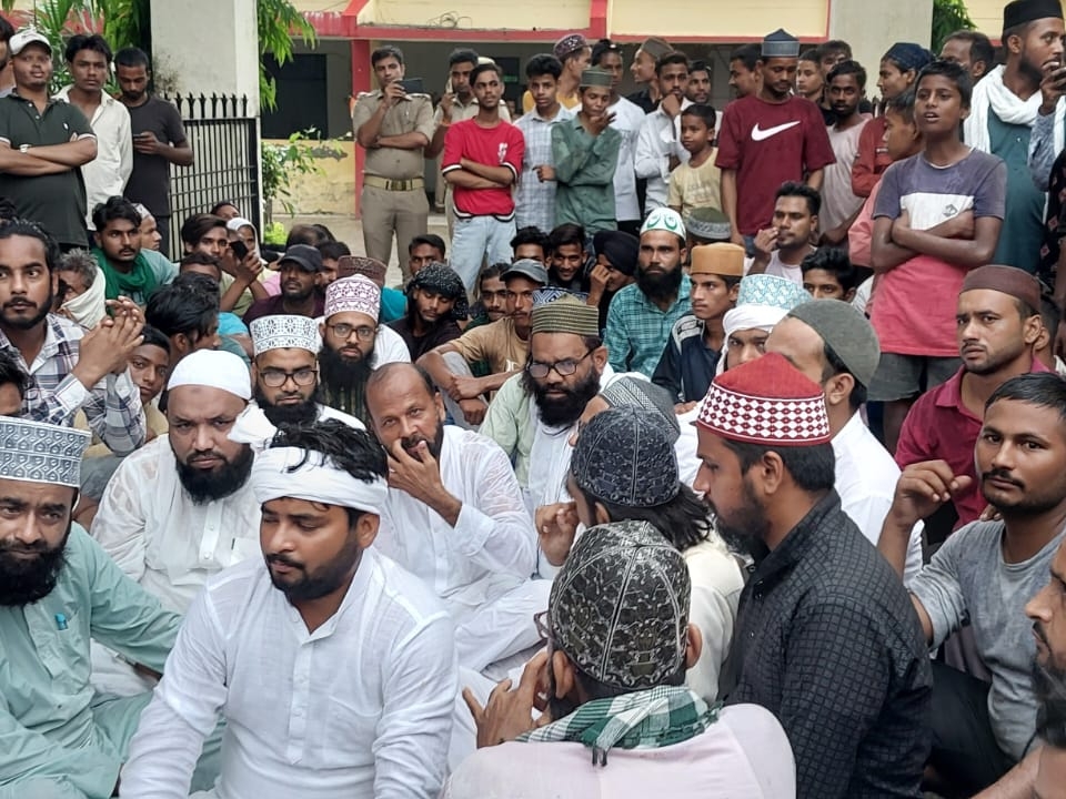 Muslim community gheraoed CO office
