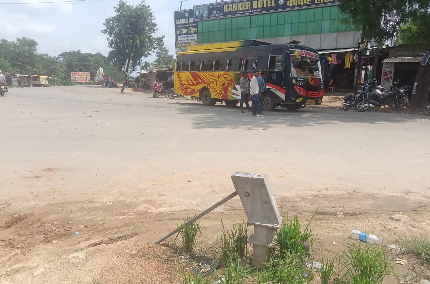 There is no passenger waiting room in Makdi, the hand pump of the ...