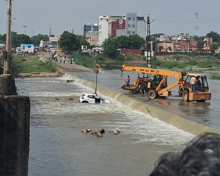 Bike rider fell into the Bandi river from the culvert in Pali, people ...
