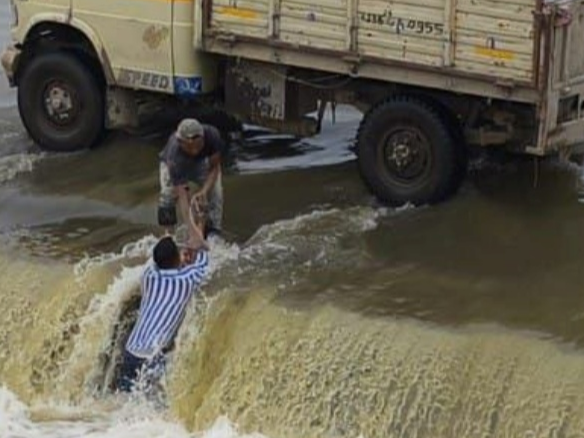 Bike rider fell into the Bandi river from the culvert in Pali, people ...