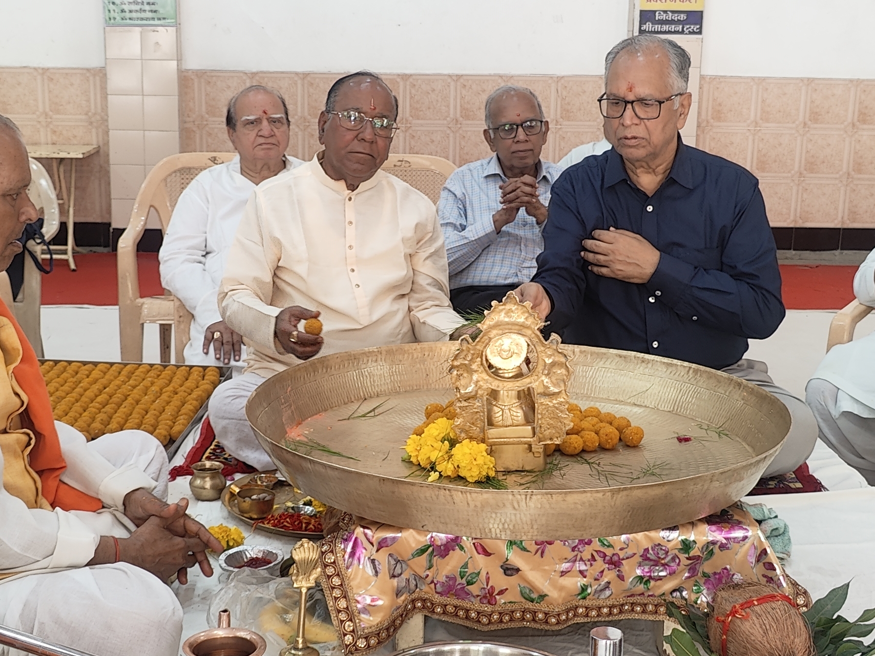 Abhishekam of Ganeshji at Geeta Bhavan in Indore | इंदौर के गीता भवन ...
