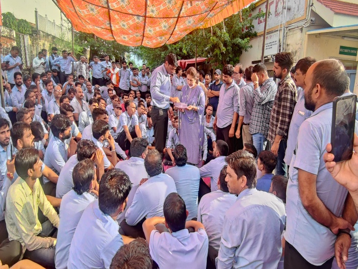 Factory workers protest | इंक्रीमेंट की मांग को लेकर फैक्ट्री मजदूरों ...