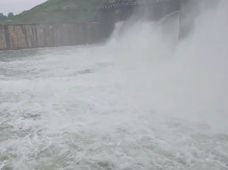 Five gates of Rajiv Sagar Bawanthadi dam opened | राजीव सागर बावनथड़ी ...