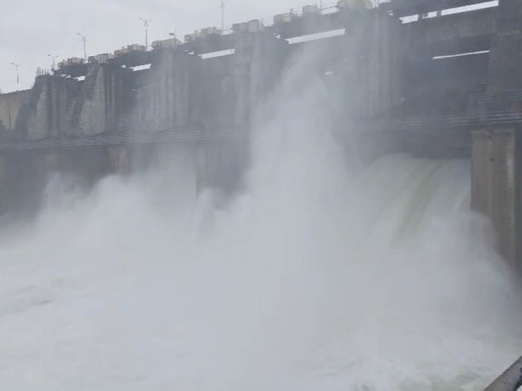 Five gates of Rajiv Sagar Bawanthadi dam opened | राजीव सागर बावनथड़ी ...