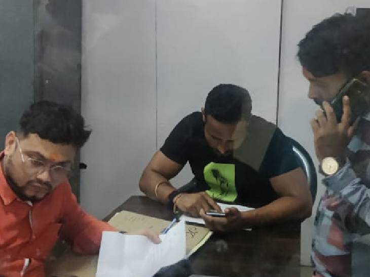 Outsiders dominate the RTO office lucknow | लखनऊ RTO में बाहरी व्यक्ति ...