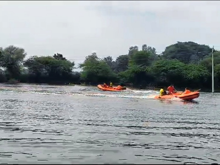 Father of 5 children drowned in Vatrak river. Water was flowing up to ...