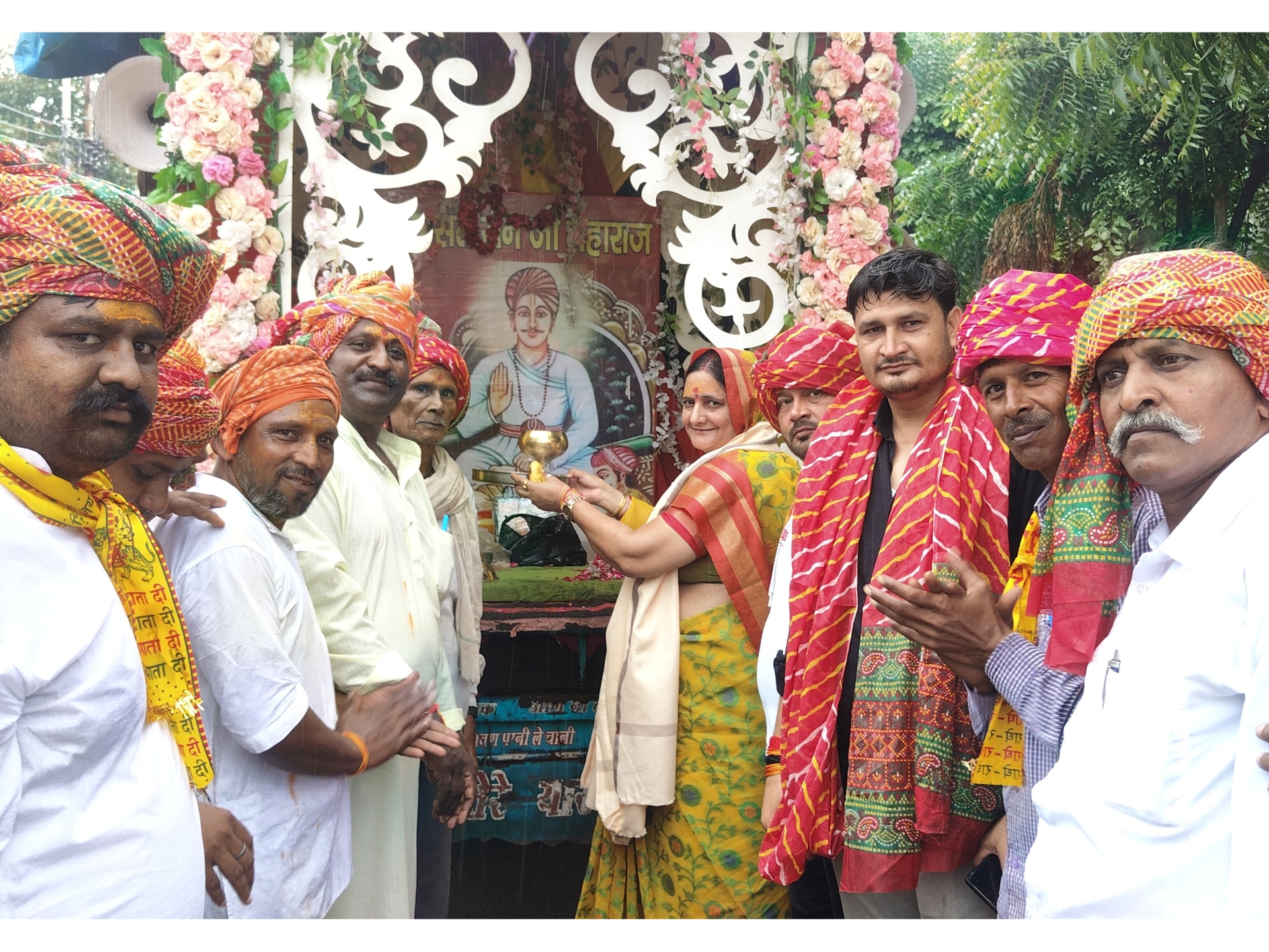 A padyatra of Kuldevi of Sen community was taken out in Agra | आगरा में ...