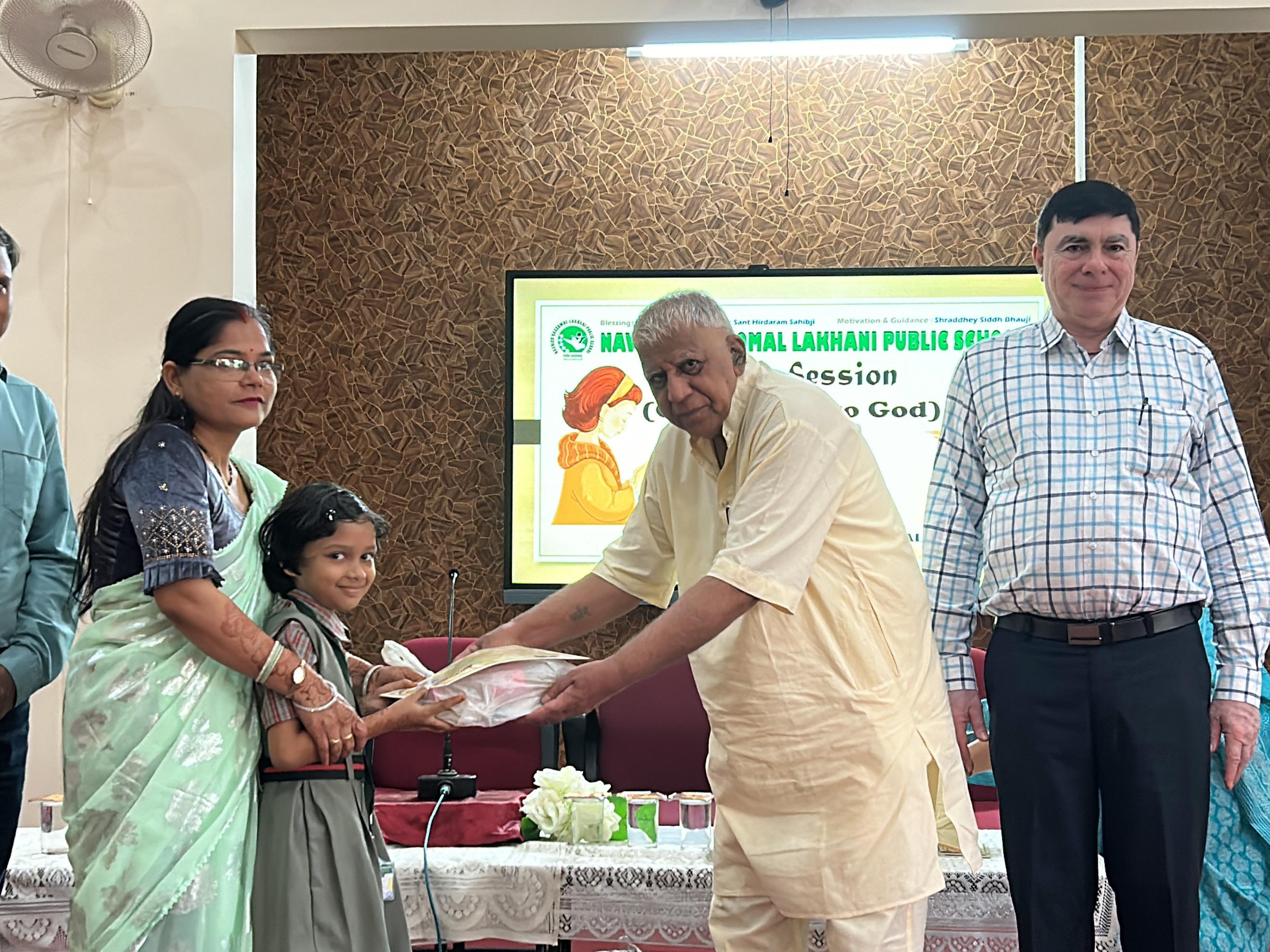 Special session on Aarti-prayer in Navnidh Hasomal Lakhani Public ...