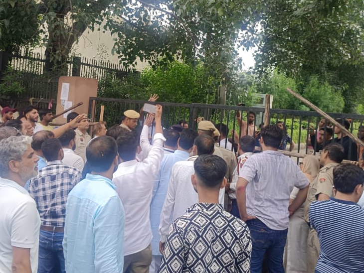 Faridabad Congress candidate brother scuffle|Parag Sharma Nomination ...