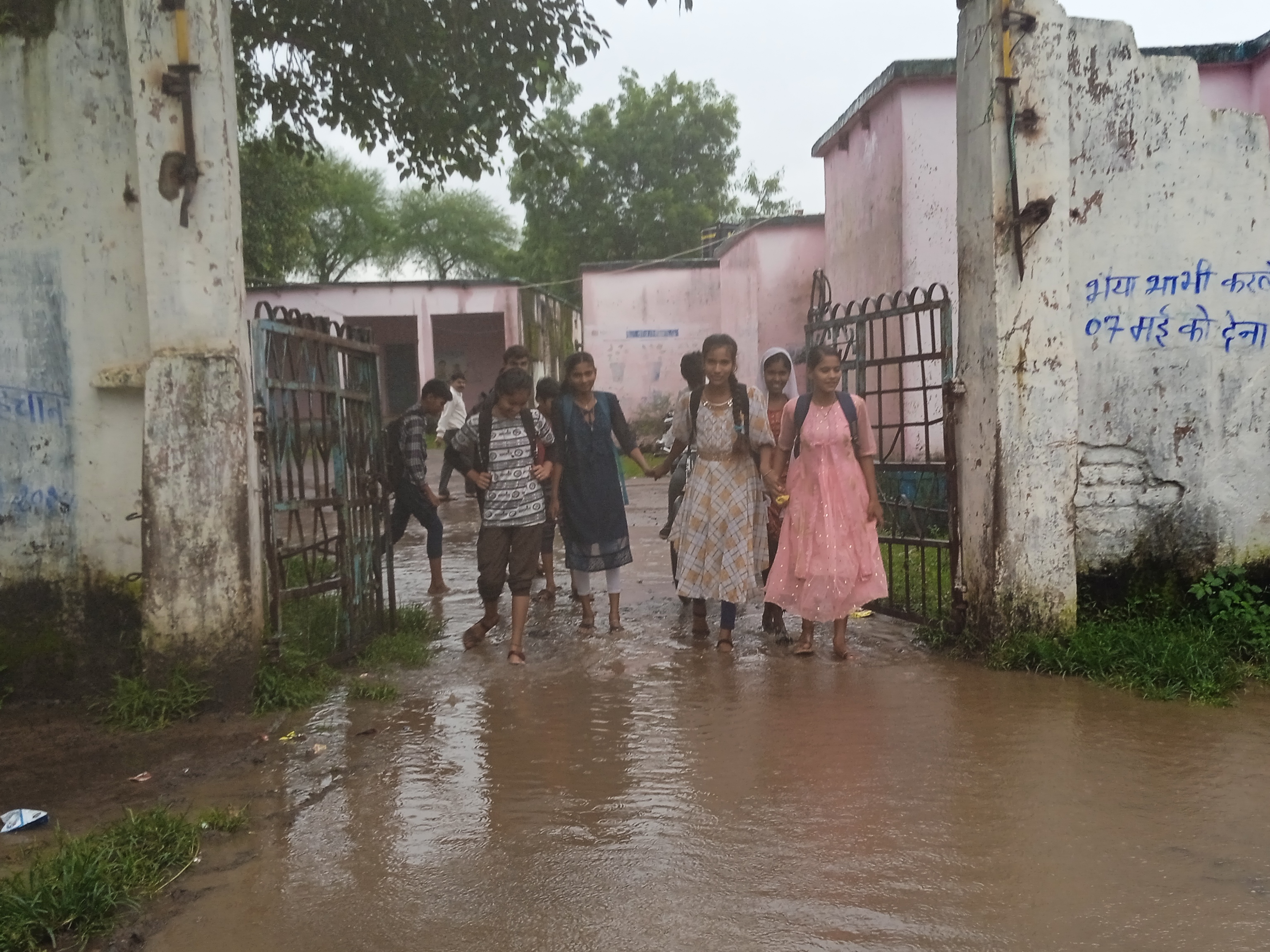 Waterlogging in the government school of Jawati | जावती के शासकीय स्कूल ...