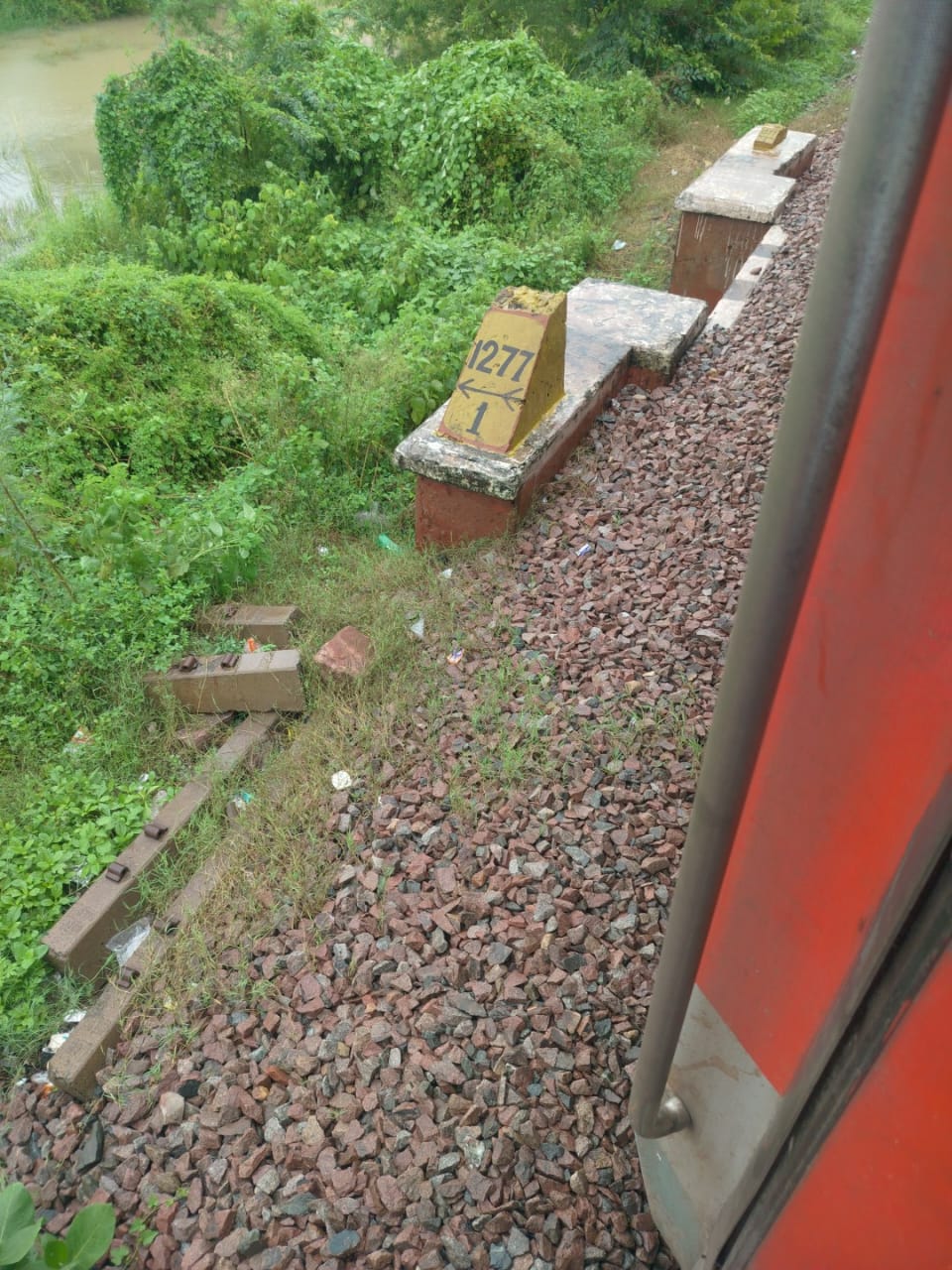 Soil of railway track collapsed in Morena | मुरैना में रेलवे ट्रैक की ...