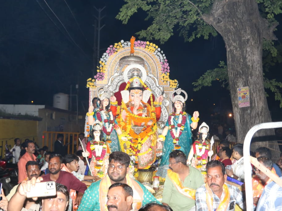 Immersion of Ganesh idols on Dol Gyaras in Bhopal | भोपाल में डोल ...